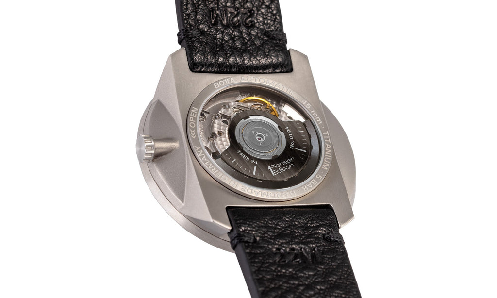 Less lug to lug distance - more watch. The inverted lug system.